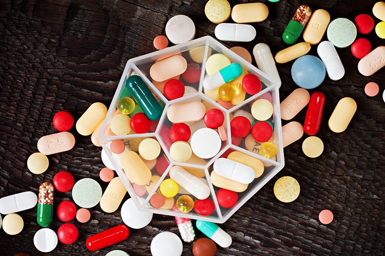 How to Help a Senior Manage Multiple Medications - AgingCare.com